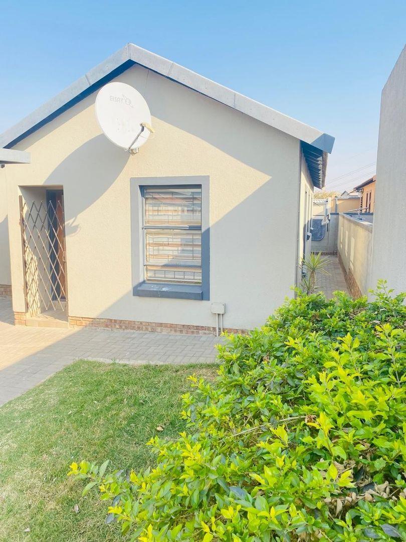 3 Bedroom House for sale in Kosmosdal - P24-115951635