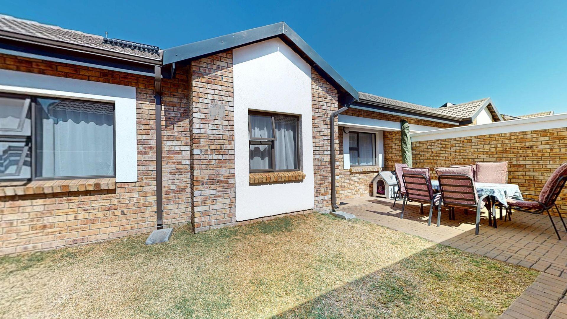2 Bedroom Townhouse for sale in Beyers Park - P24-116467564