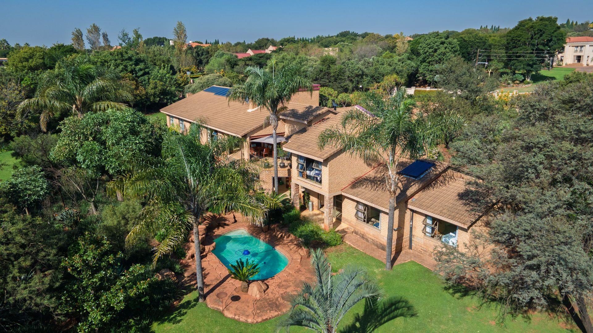 4 Bedroom House for sale in Mooikloof Equestrian Estate - P24-116482360