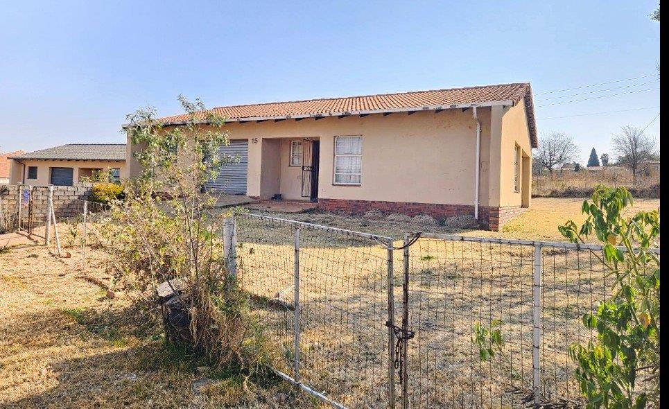 3 Bedroom House for sale in Westonaria - P24-116482748