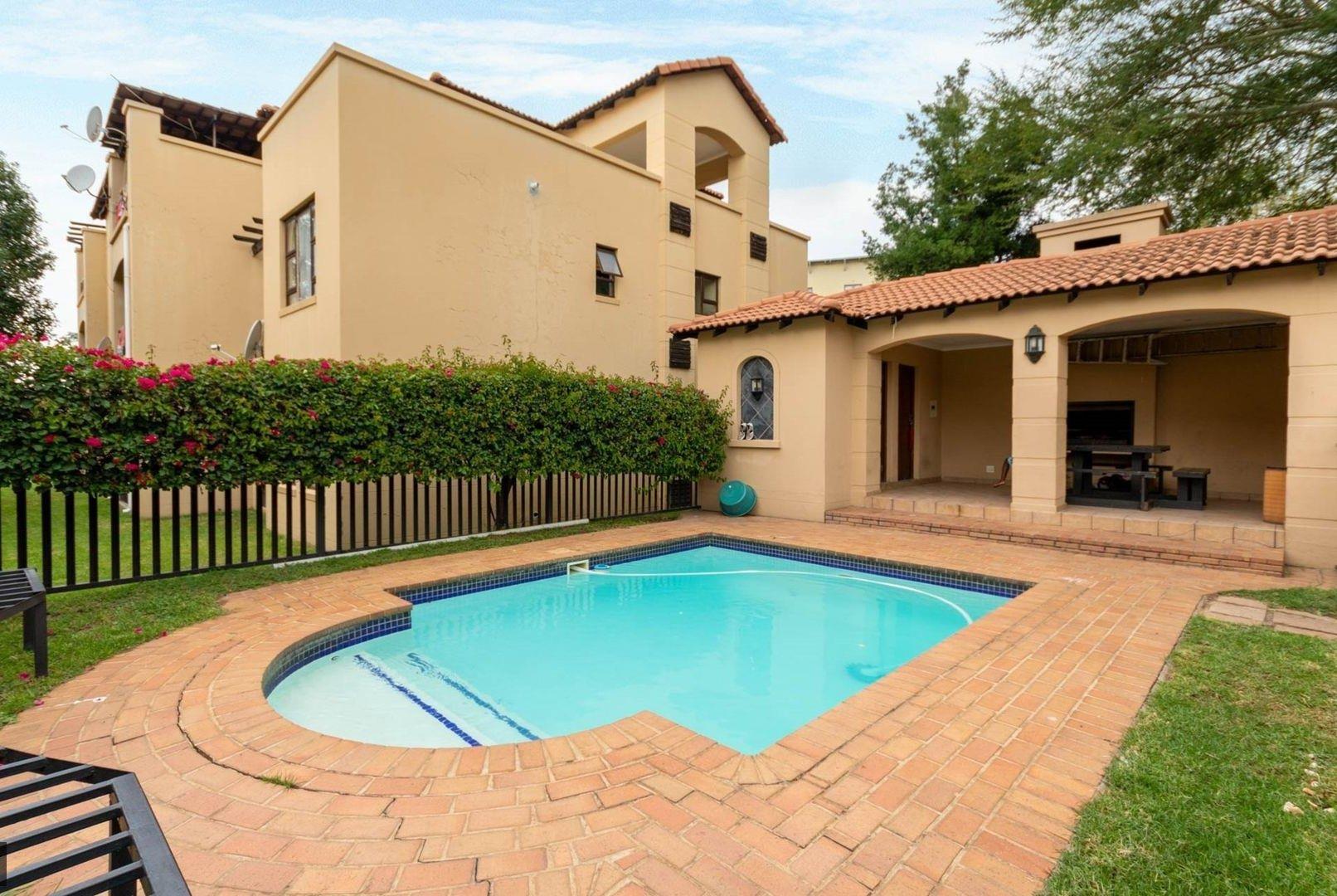 2 Bedroom Townhouse for sale in Erand Gardens - P24-116491638