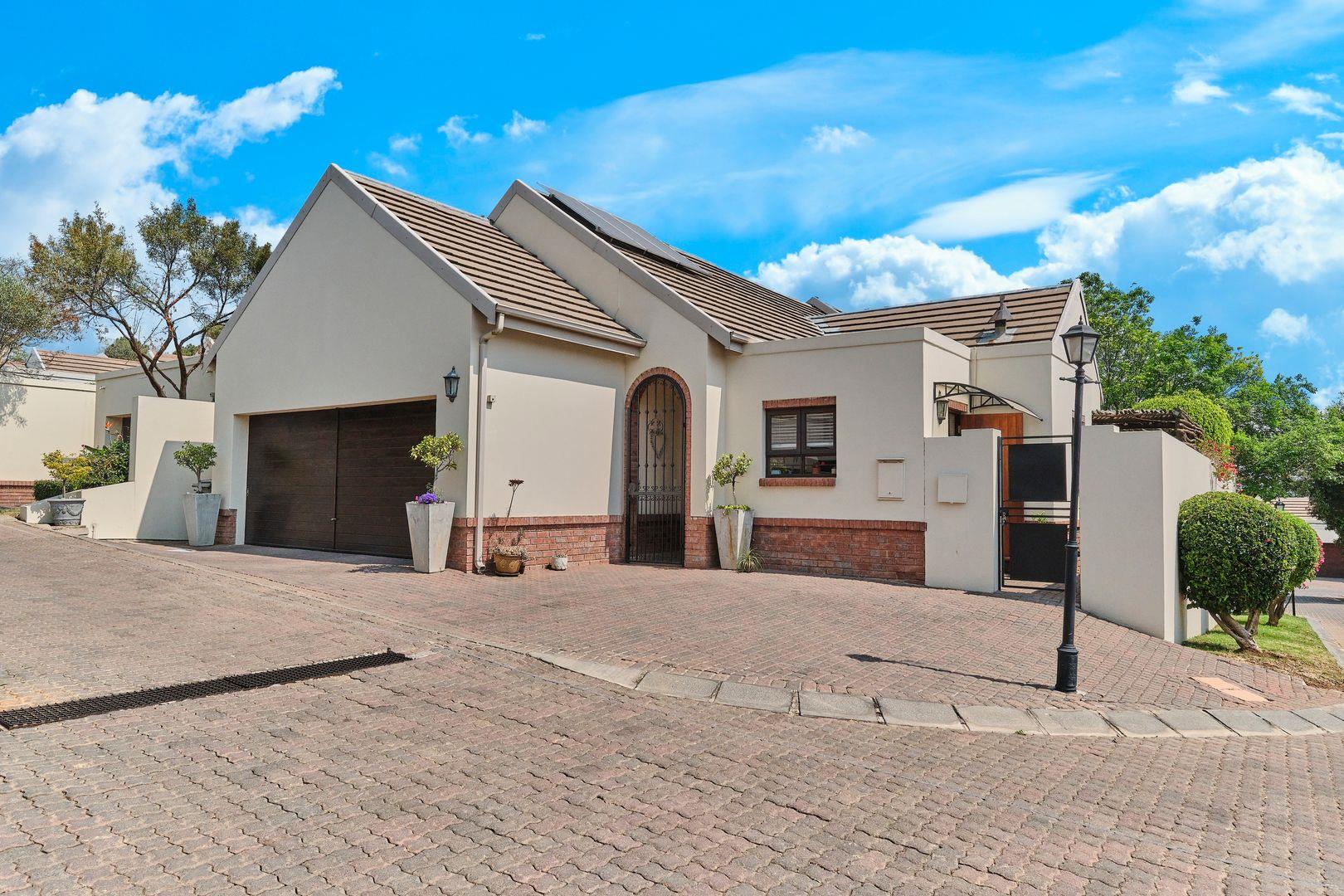3 Bedroom Townhouse for sale in Bryanston - P24-116492390