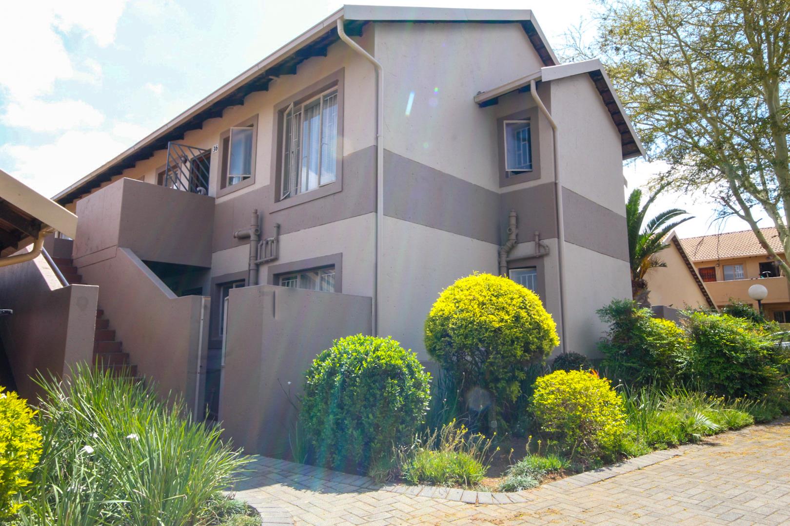 2 Bedroom Apartment / flat for sale in Thatchfield Estate - 10 ...