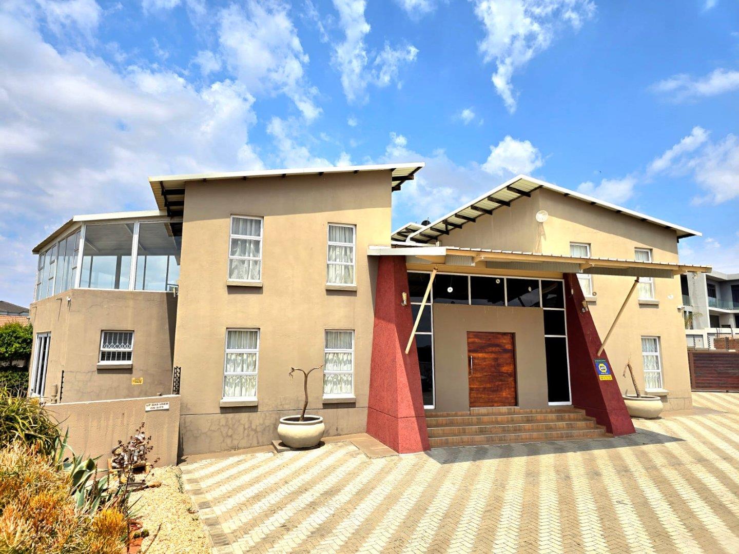 5 Bedroom House for sale in Marula Heights - P24-116496223