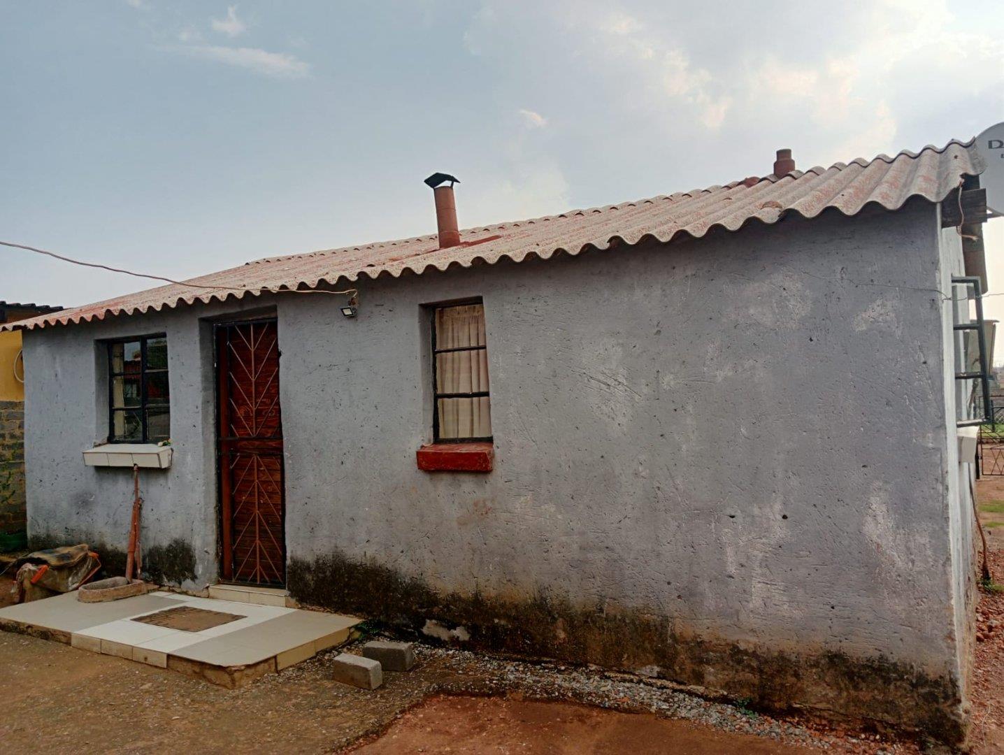 2 Bedroom House for sale in Sebokeng Zone 7 - P24-116508760