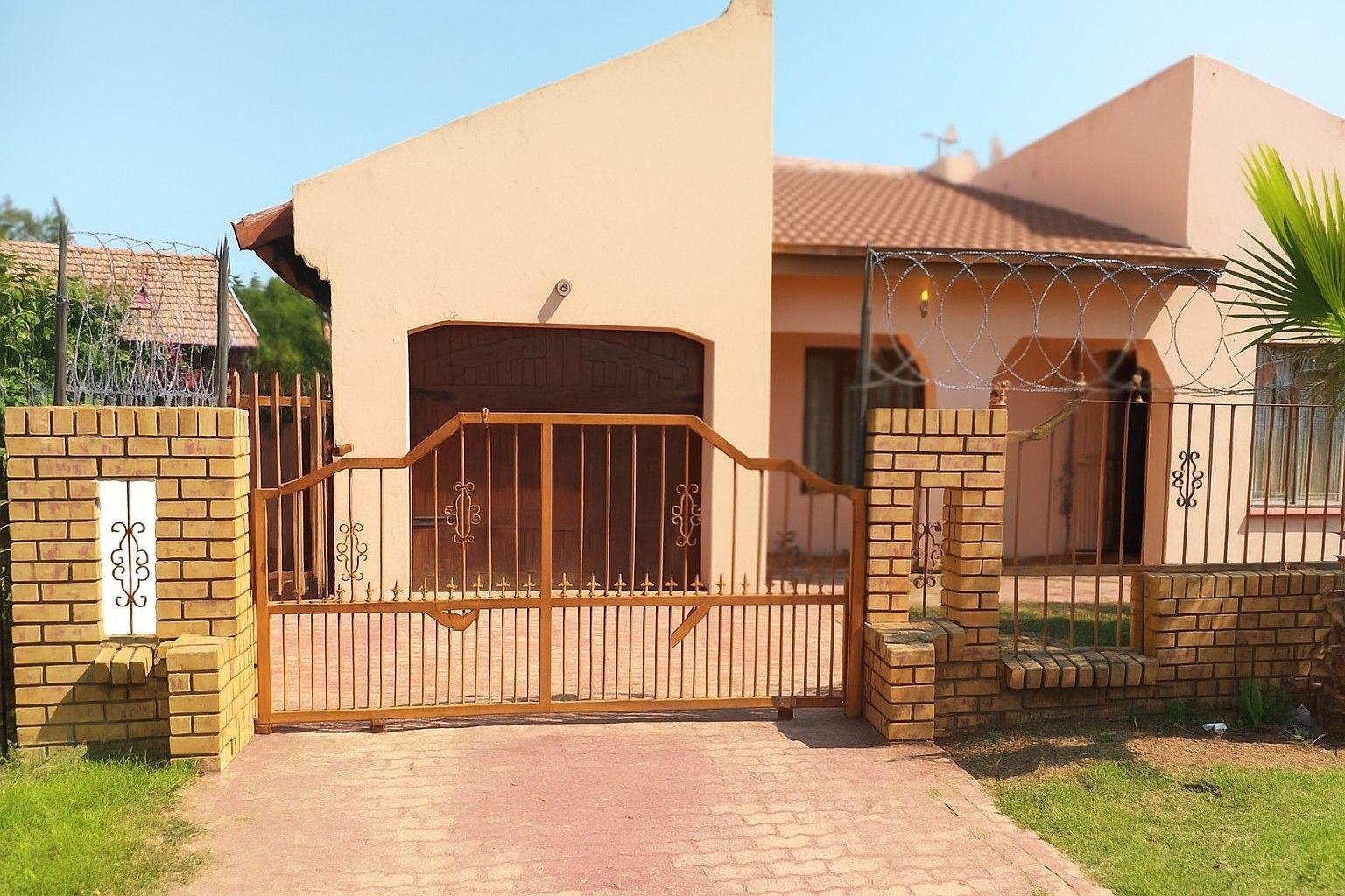 6 Bedroom House for sale in Mmabatho Unit 12 - P24-116510037