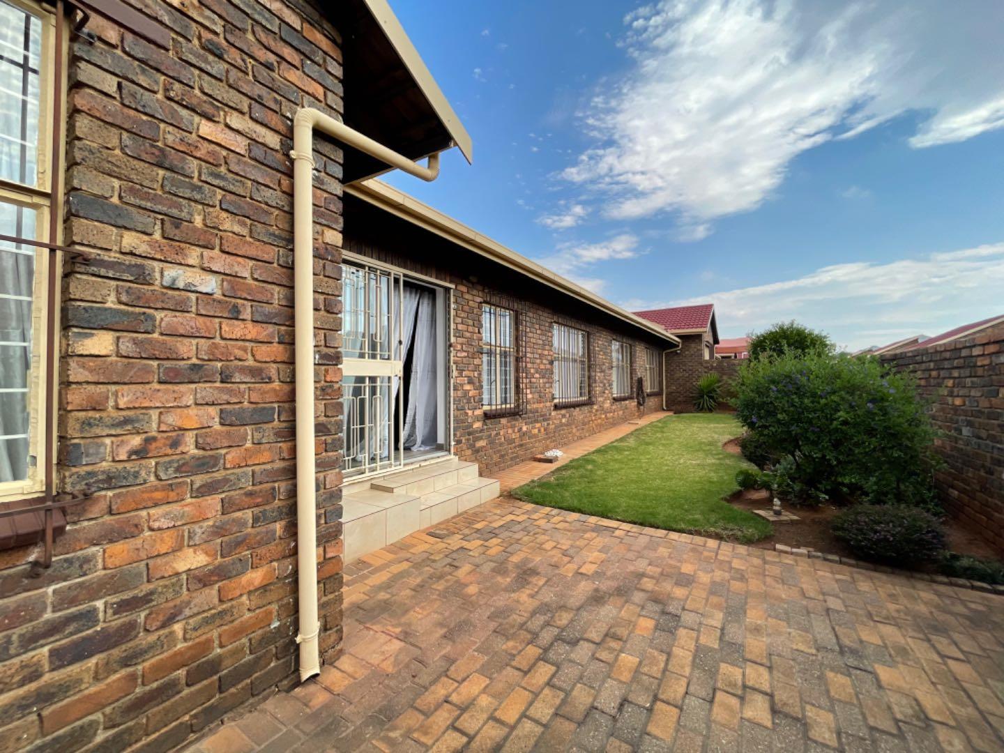 3 Bedroom Townhouse for sale in Birchleigh North - P24-116510315