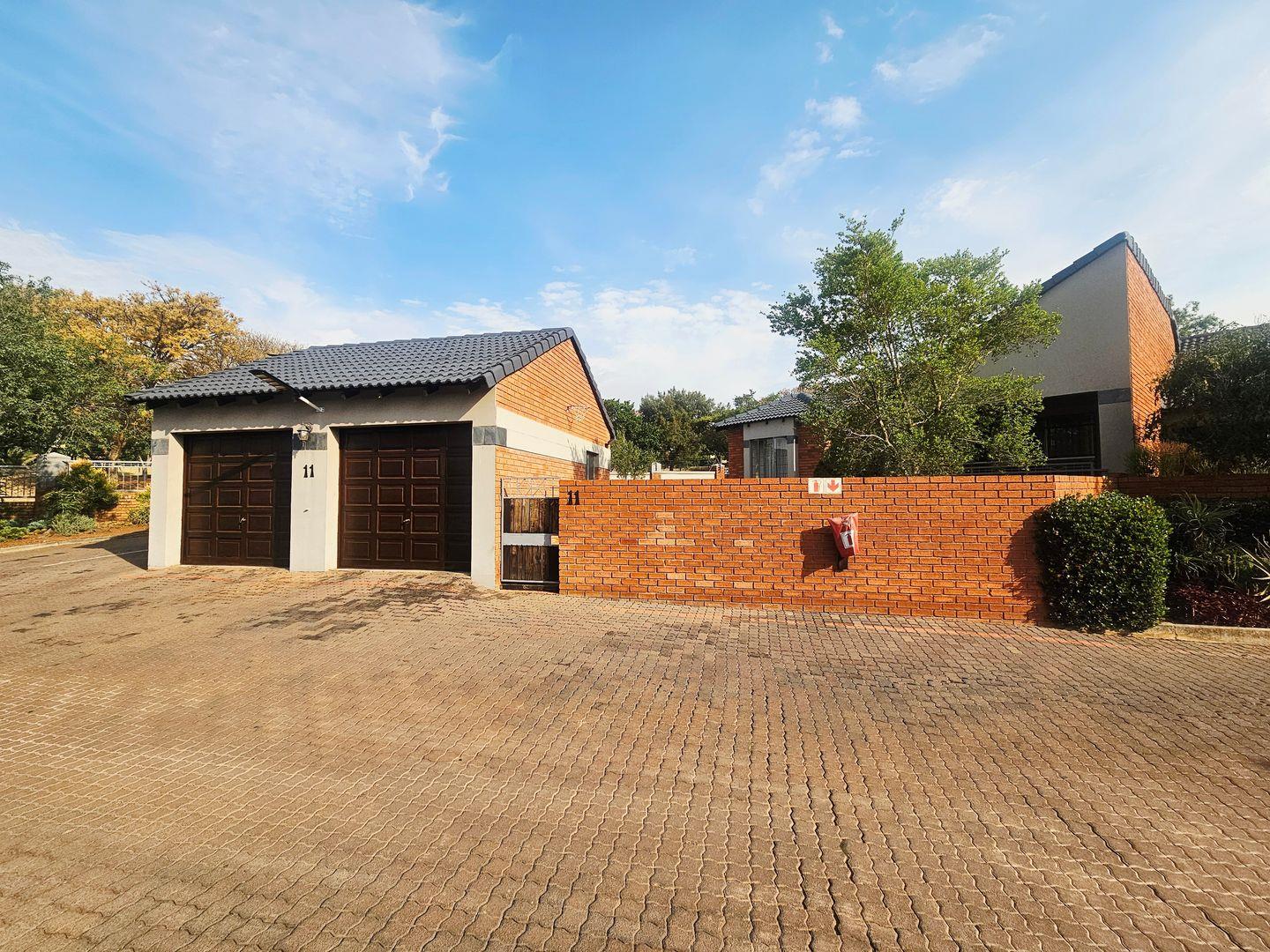 3 Bedroom Townhouse for sale in Mooikloof Ridge - P24-116511294