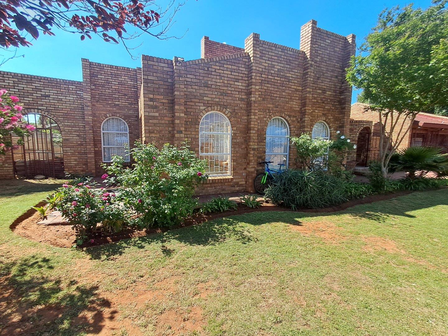 4 Bedroom House for sale in Flamwood - P24-116513316