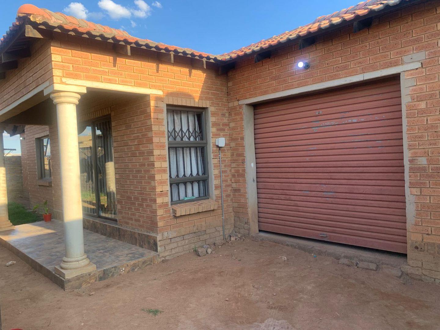 3 Bedroom House for sale in Mohlakeng - P24-116518000