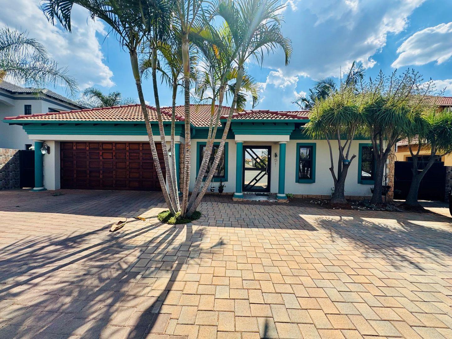3 Bedroom House for sale in Rose Acres Estate - P24-116519256