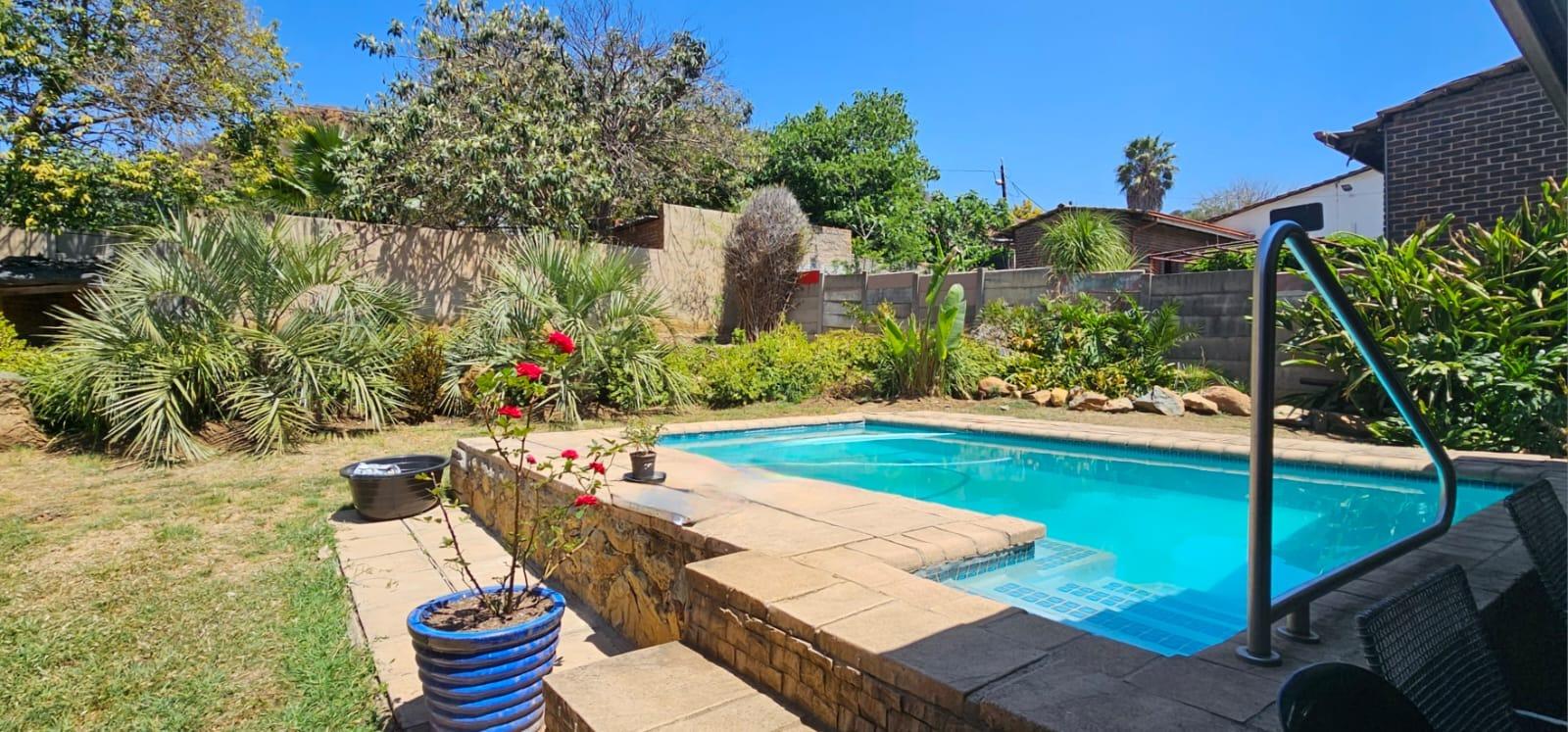 4 Bedroom House for sale in Mondeor - P24-116519504