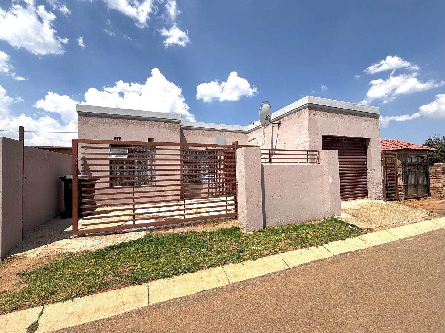 4 Bedroom House for sale in Tsakane Ext 11 - P24-116528162
