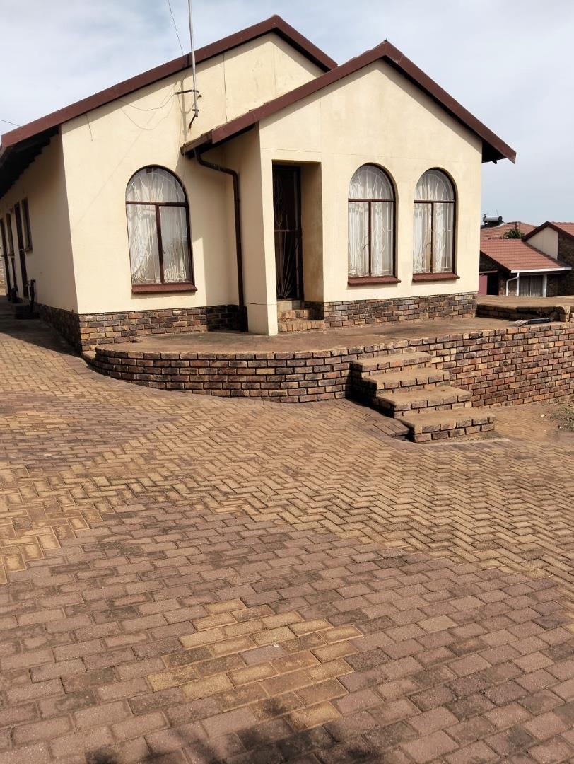 3 Bedroom House for sale in Mabopane Unit M - P24-116529637