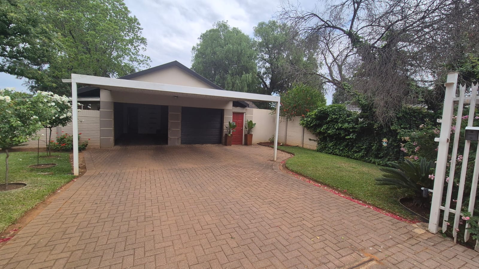 4 Bedroom House for sale in Flamwood - P24-116532904