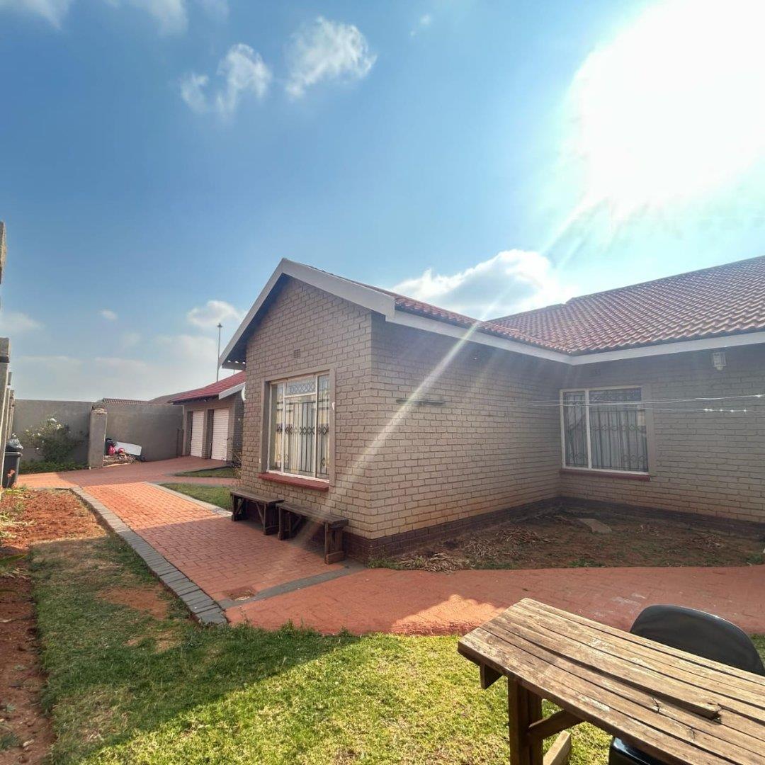 3 Bedroom House for sale in Sebokeng Zone 14 - P24-116536604