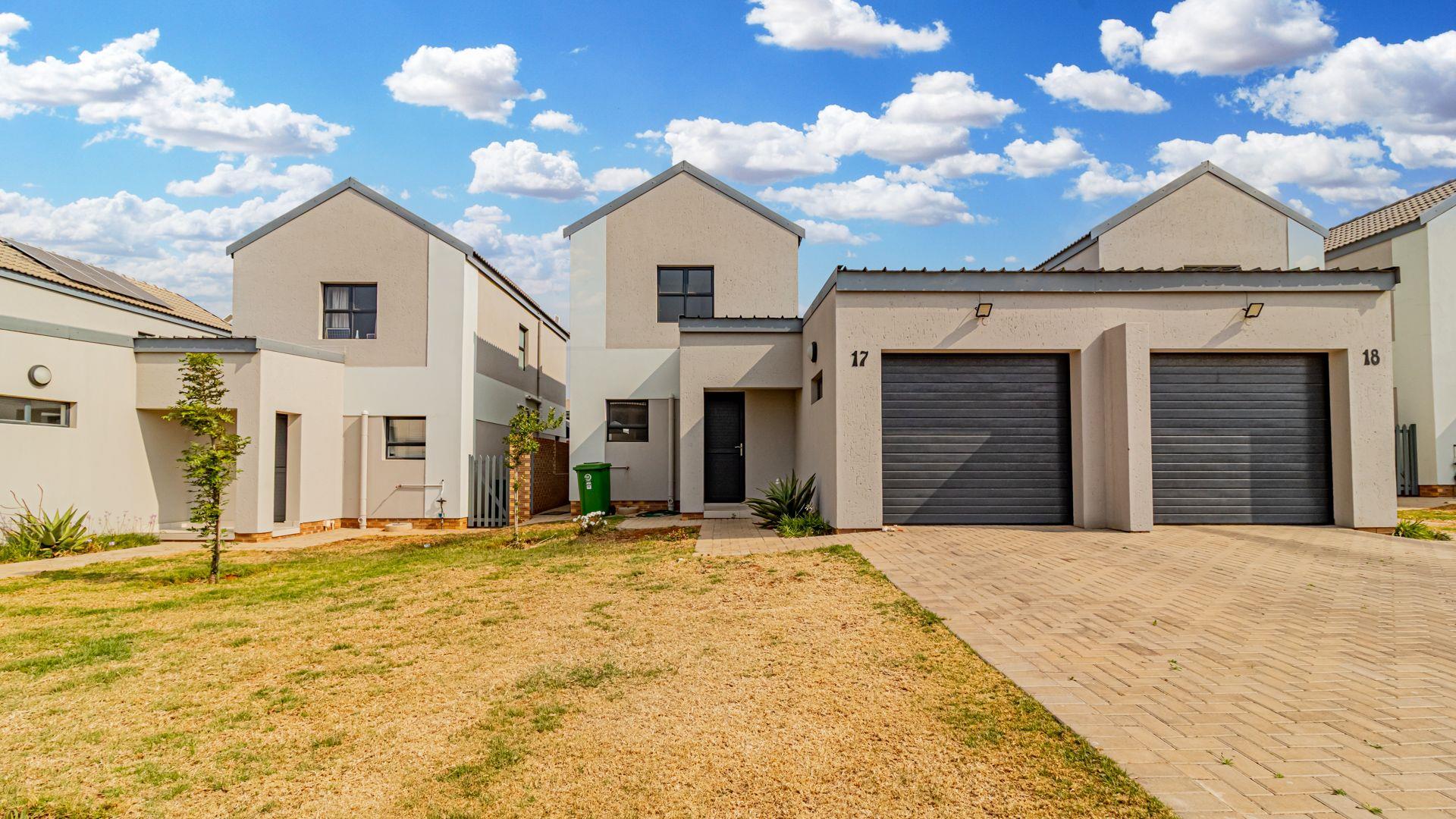 3 Bedroom Apartment / flat for sale in Thatchfield Ridge - P24-116536655