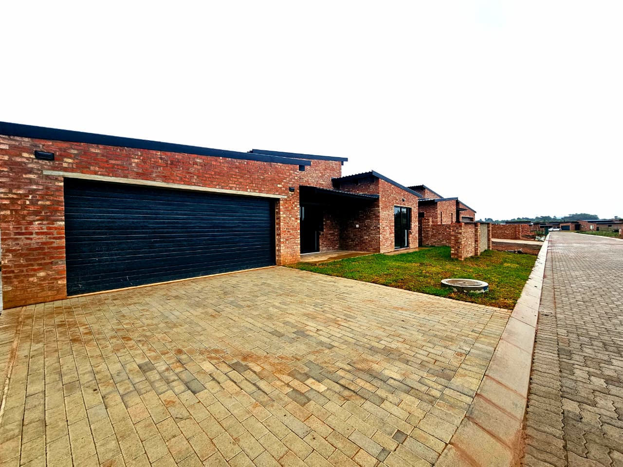 2 Bedroom Townhouse for sale in Waterberry Estate - P24-116540228