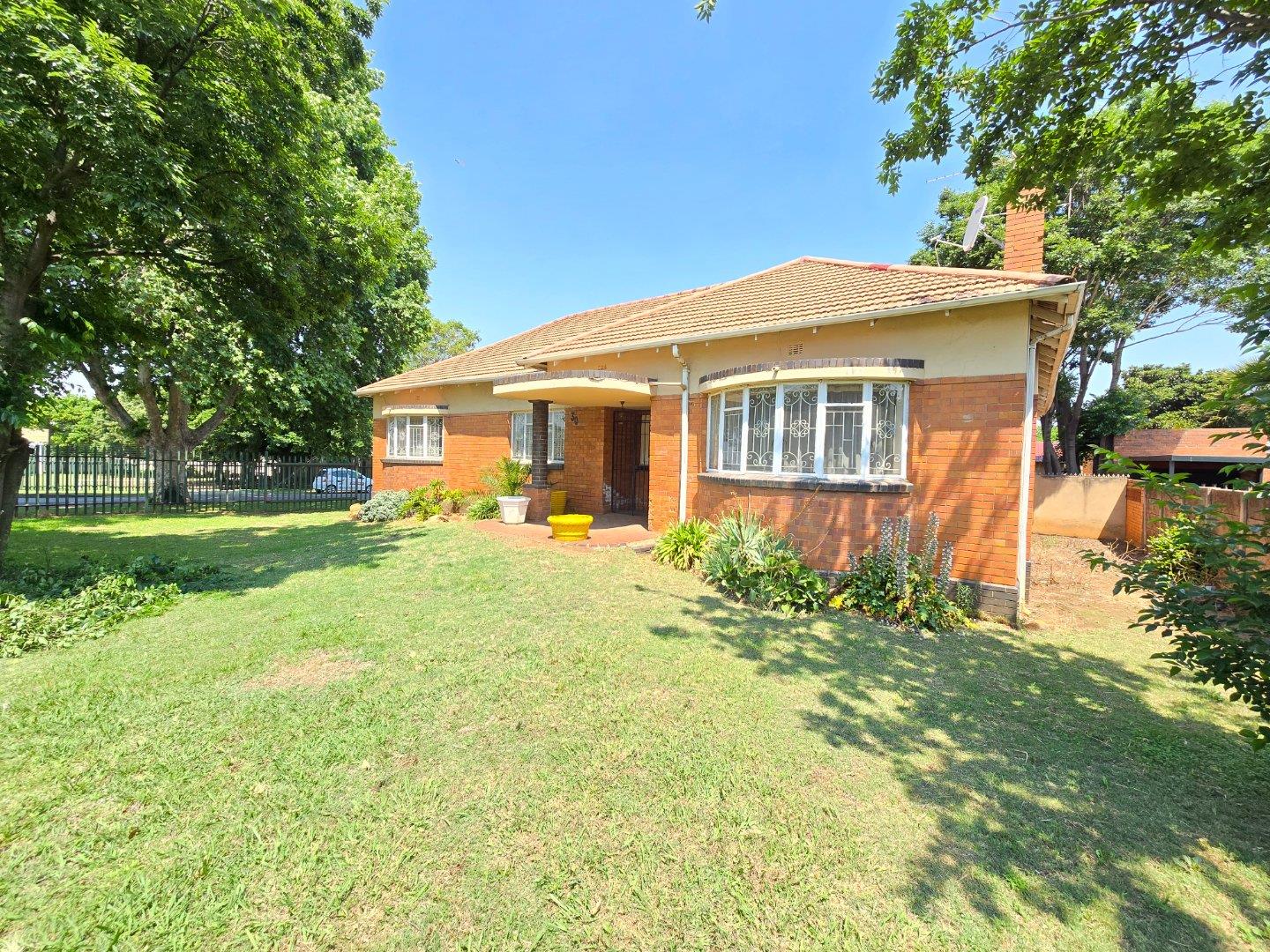 3 Bedroom House for sale in Selection Park - P24-116542880