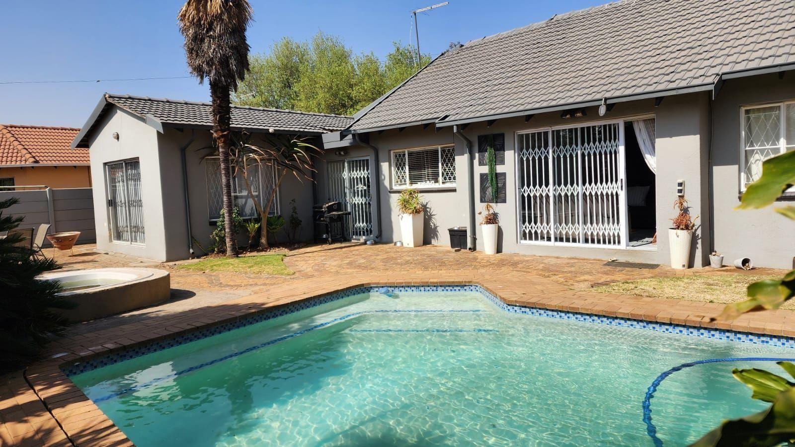 4 Bedroom House for sale in Parkrand - 30 Pohl - P24-115299355