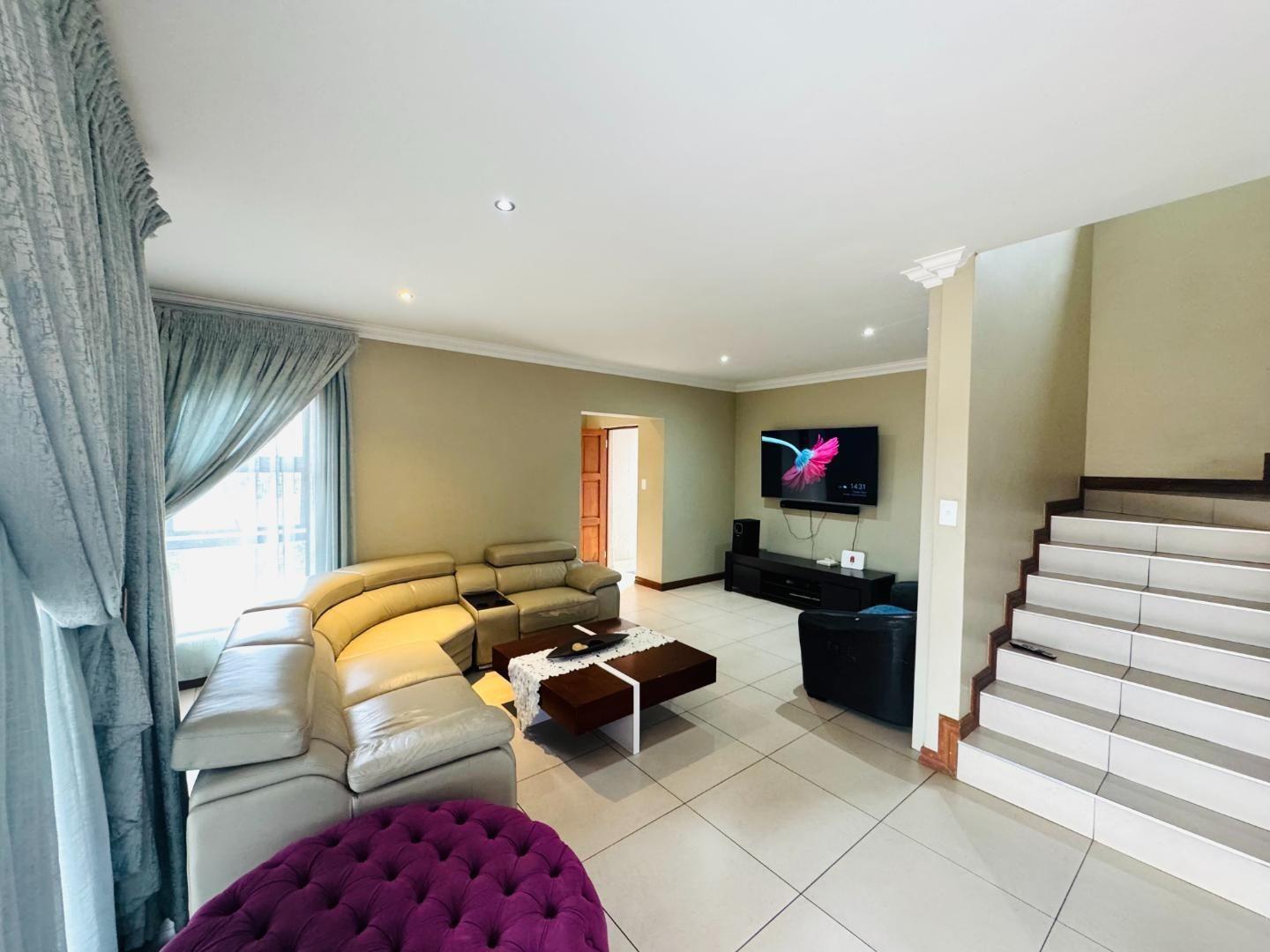 3 Bedroom House for sale in Thatchfield Hills - P24-116484266