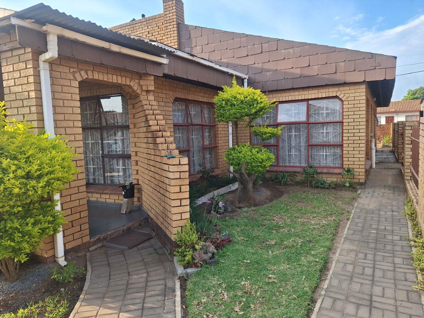 4 Bedroom House for sale in Mamelodi - 10 Ikonjane Street - P24-116546155