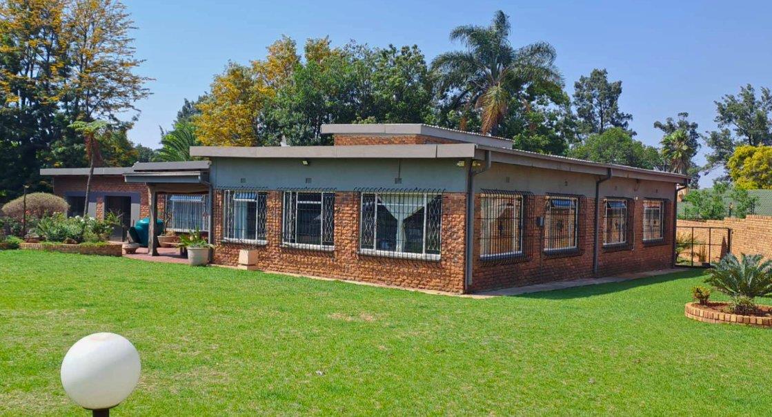3 Bedroom House for sale in Brackenhurst - P24-116548104