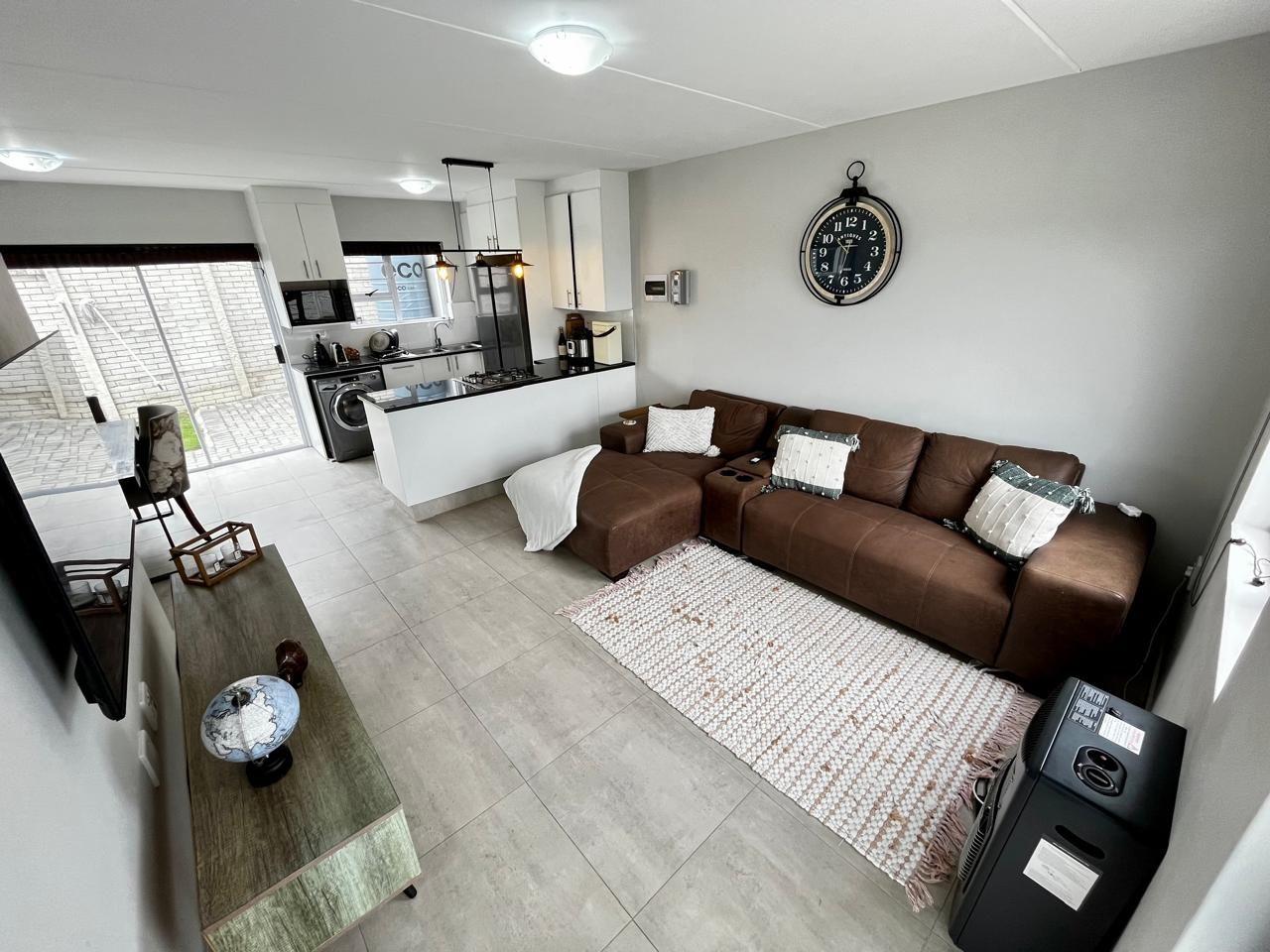 2 Bedroom Townhouse for sale in Nahoon Valley Park - P24-116549379