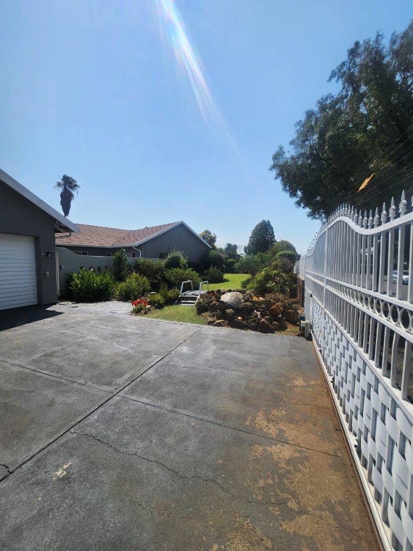 4 Bedroom House for sale in Brackenhurst - P24-116551932