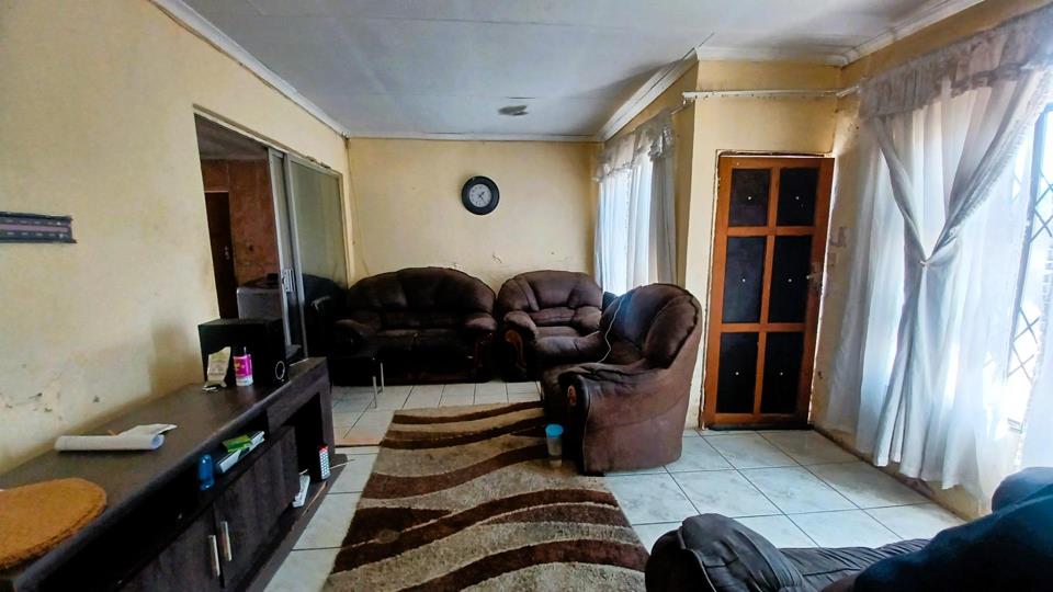 3 Bedroom House for sale in Tsakane Ext 8 - P24-116552600