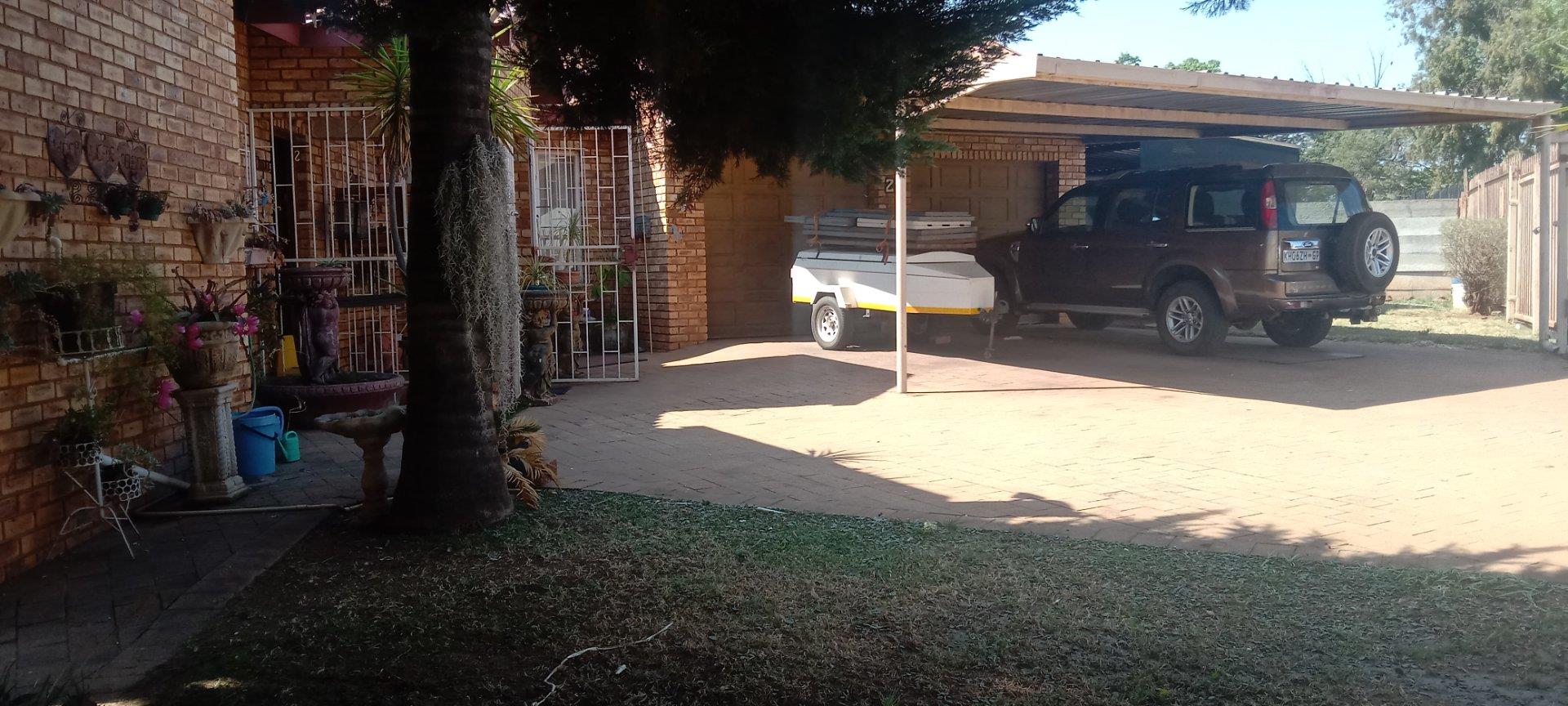 3 Bedroom House for sale in Westonaria - P24-116553162