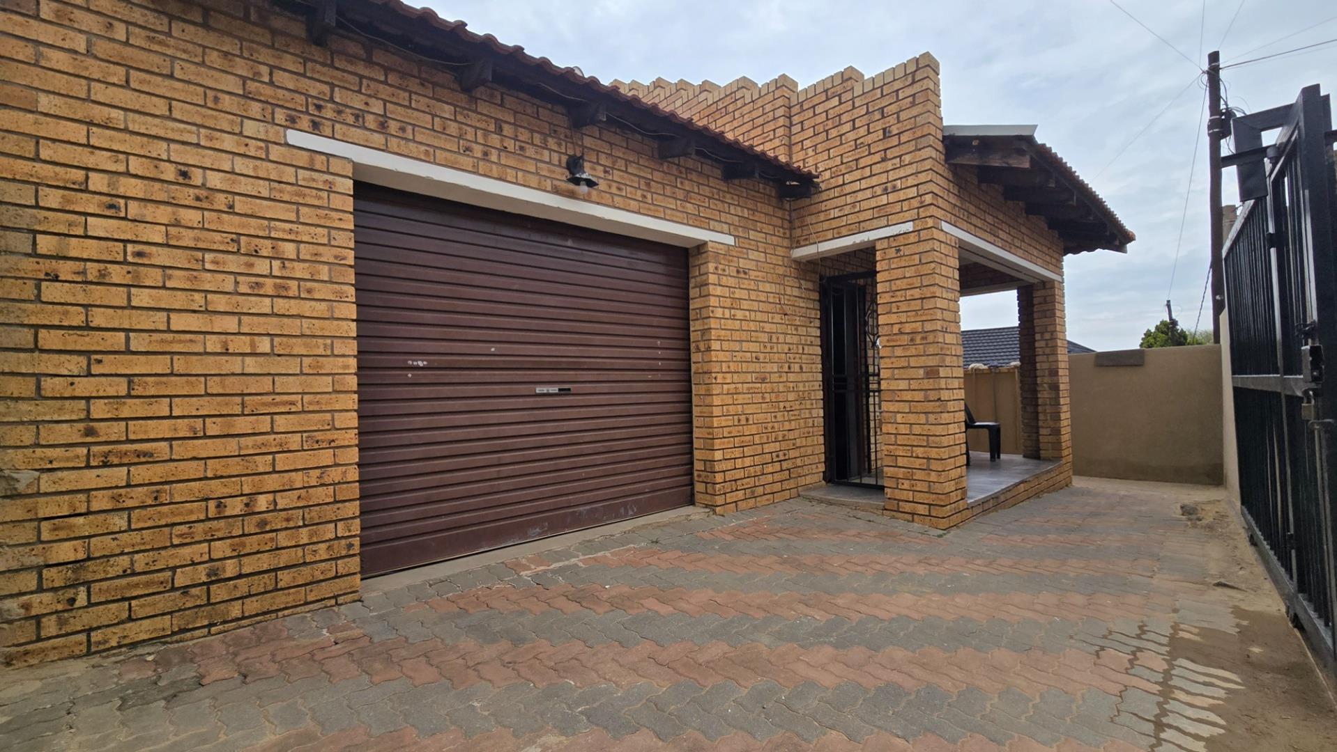 3 Bedroom House for sale in Devland - P24-116555913