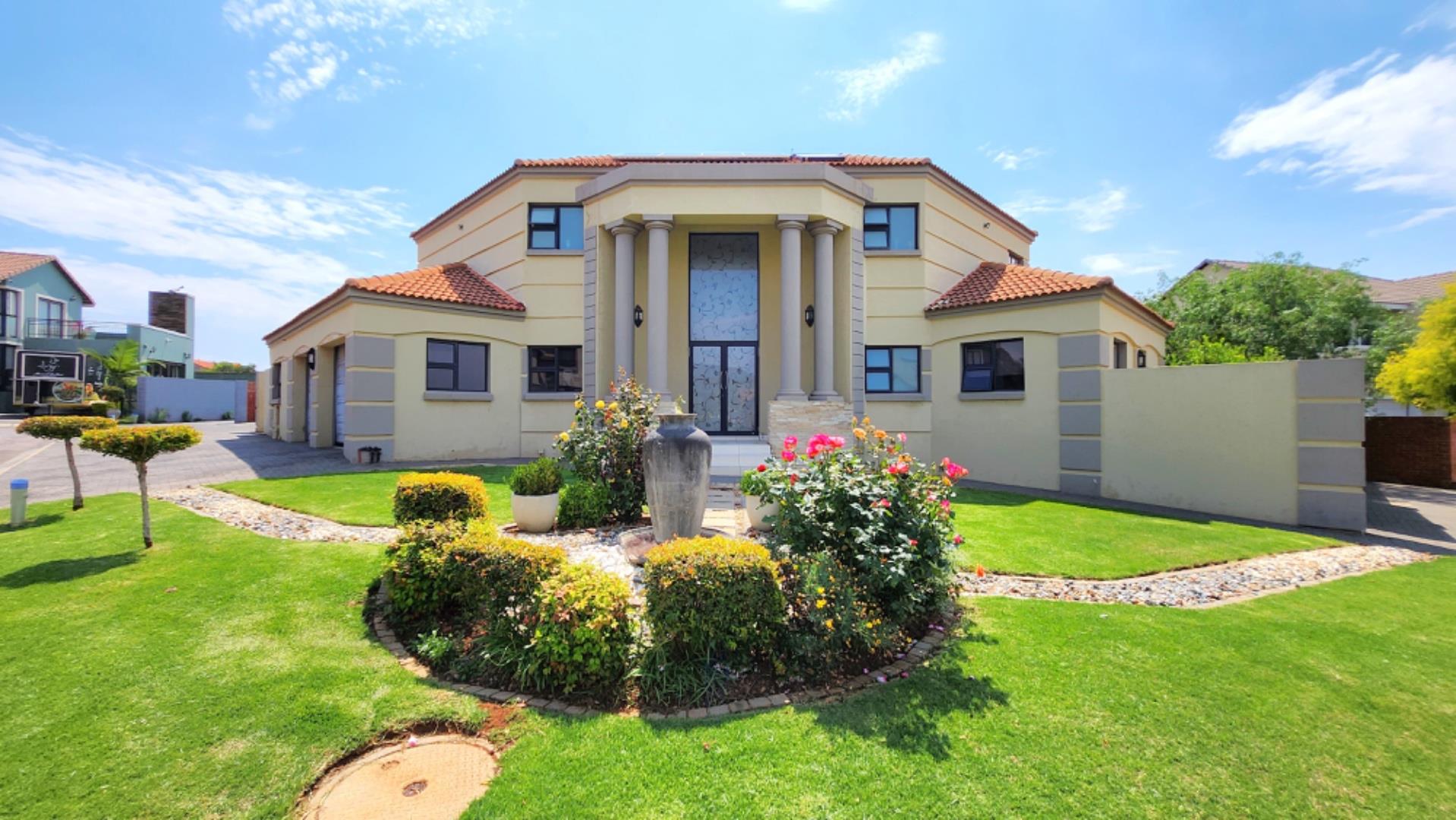 4 Bedroom House for sale in Olympus AH - X1 Ajax Street - P24-116557090