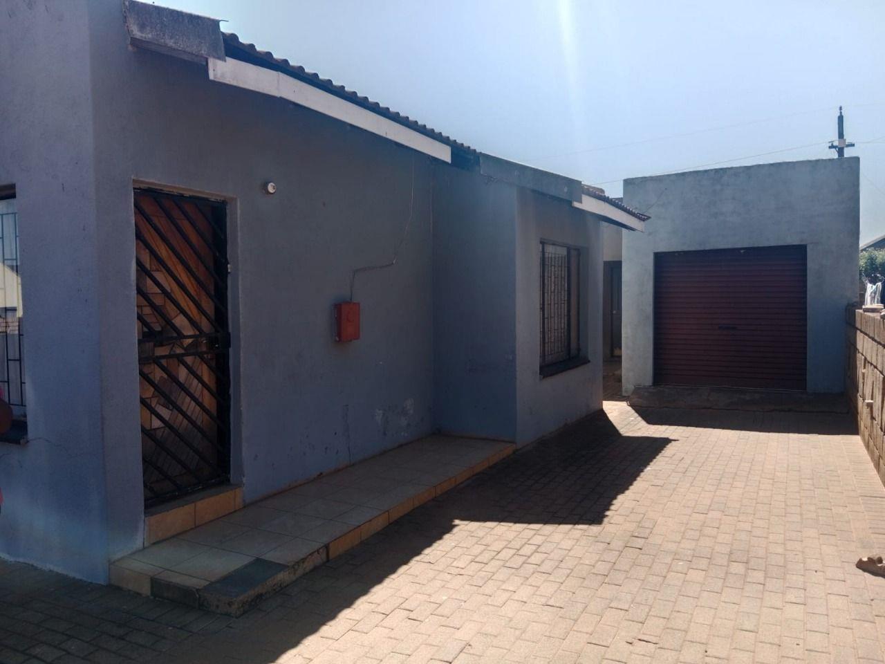 2 Bedroom House for sale in Sebokeng Zone 7 - P24-116559117