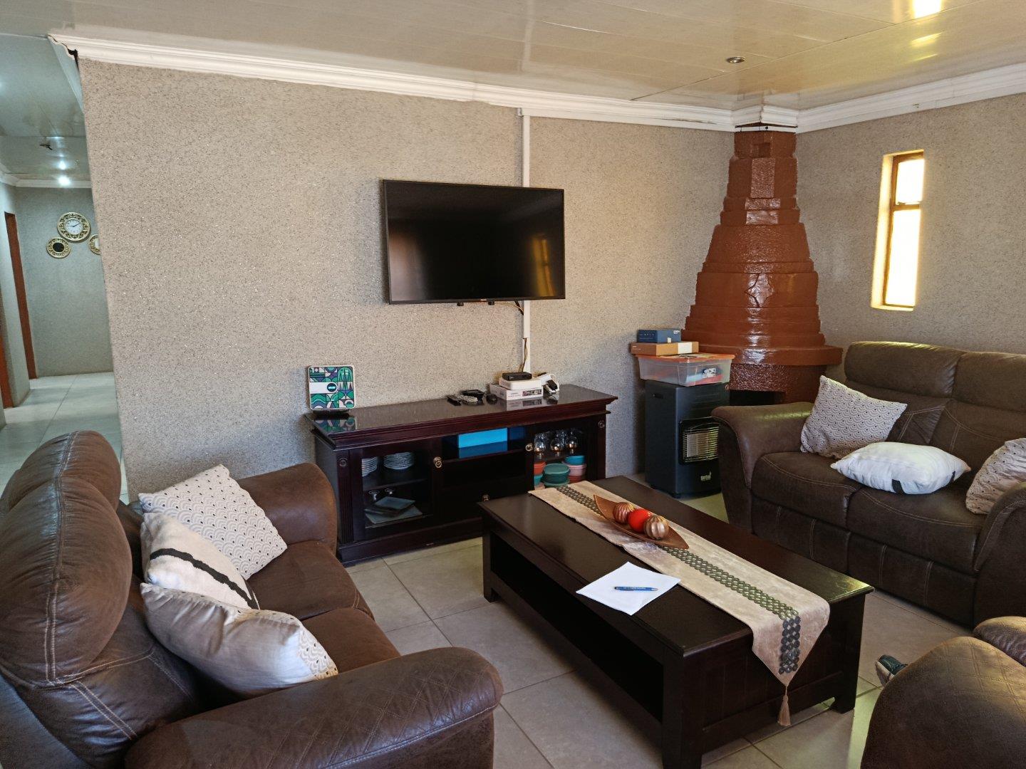 3 Bedroom House for sale in Rodenbeck - P24-116567966