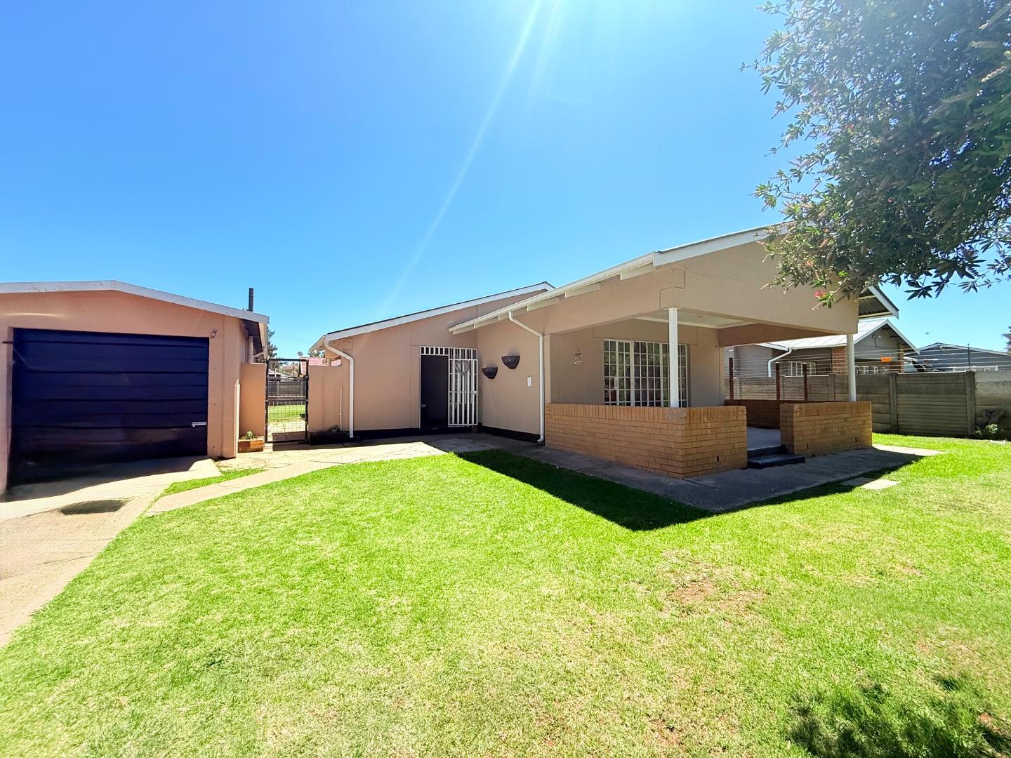 4 Bedroom House for sale in Vanderbijlpark SE 1 - P24-116569139