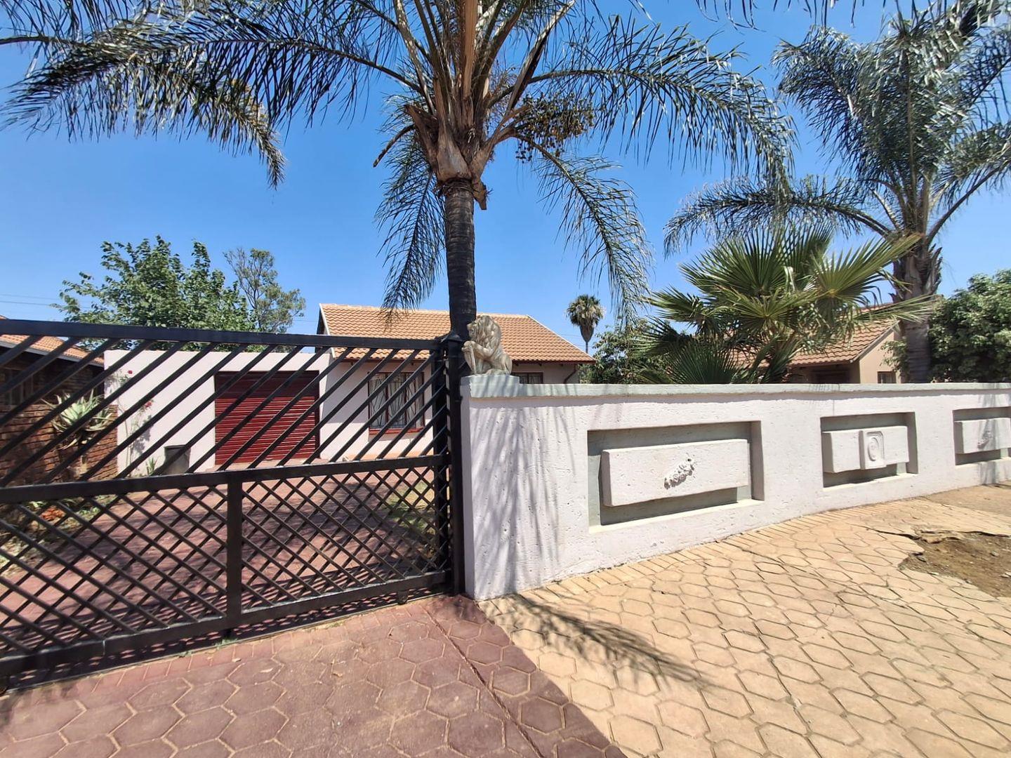 2 Bedroom House for sale in Mamelodi East - P24-116539178