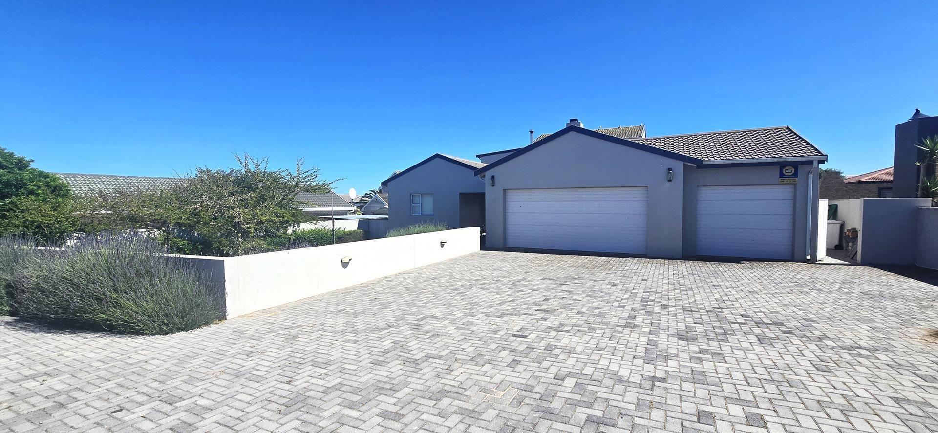 4 Bedroom House for sale in Myburgh Park - P24-116580739