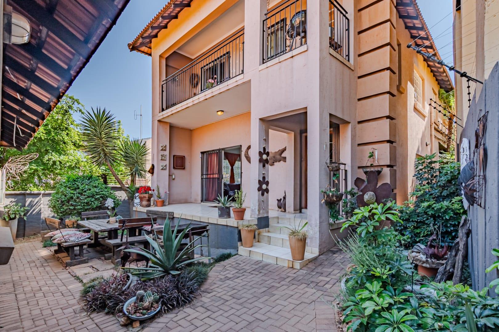 6 Bedroom House for sale in Moreleta Park - P24-116581431