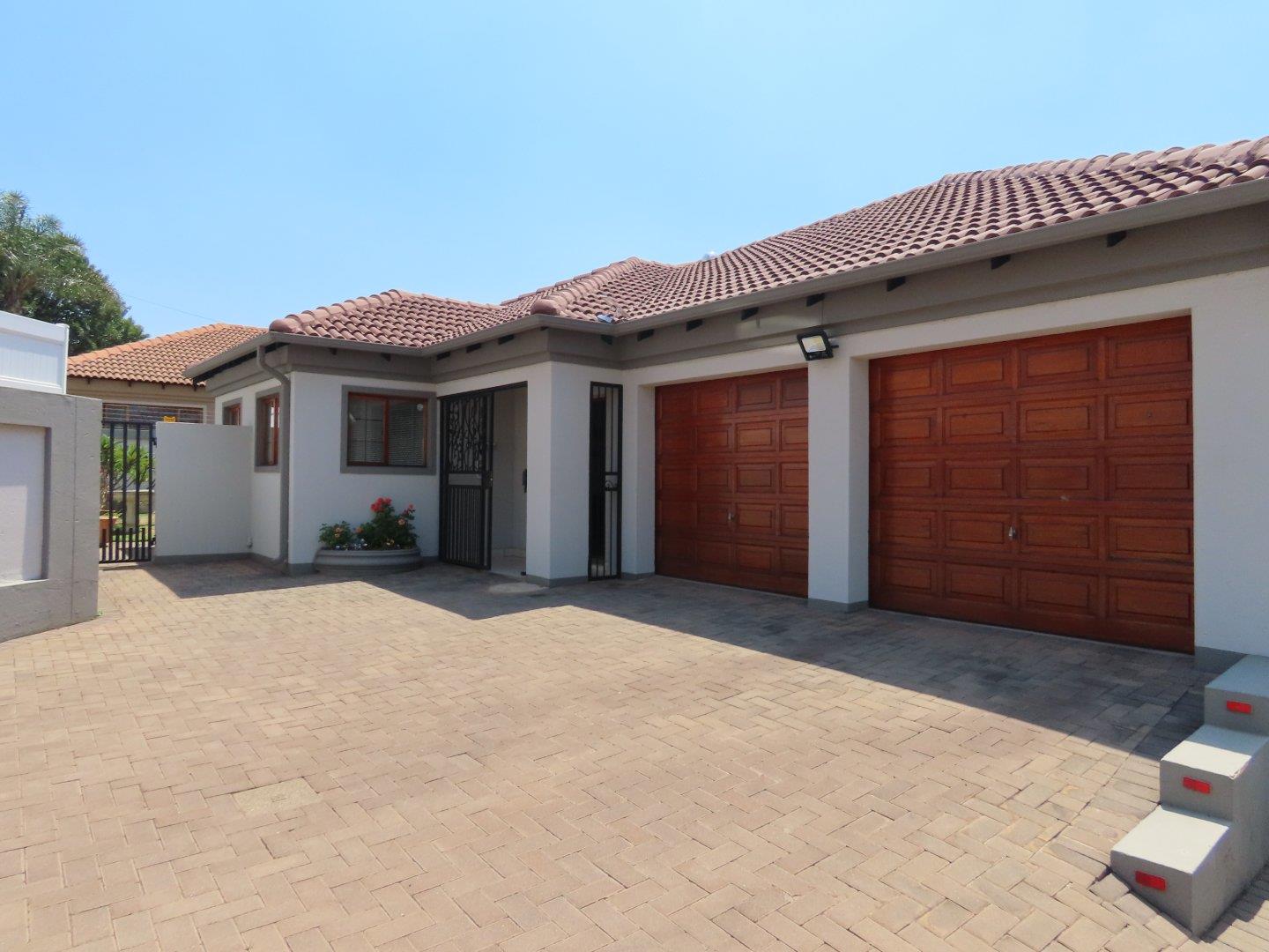 3 Bedroom House for sale in Moreleta Park - P24-116581490