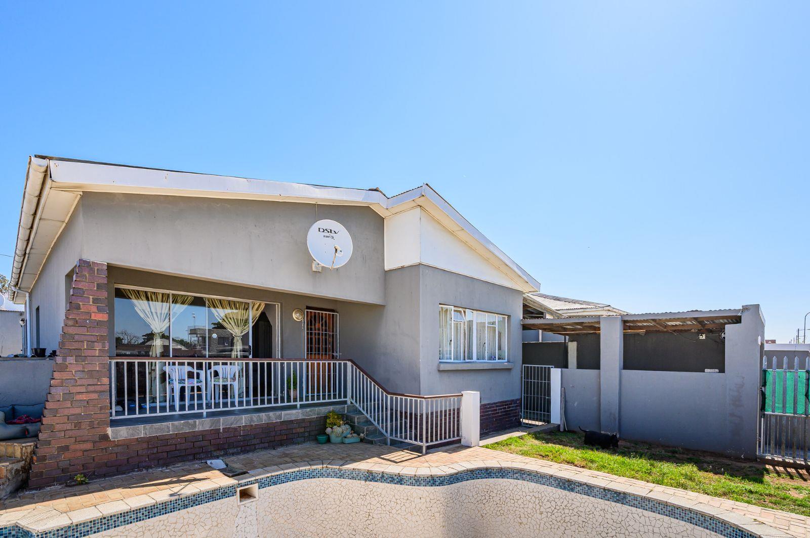 4 Bedroom House for sale in Korsten - 16 Elkana Street - P24-116582591