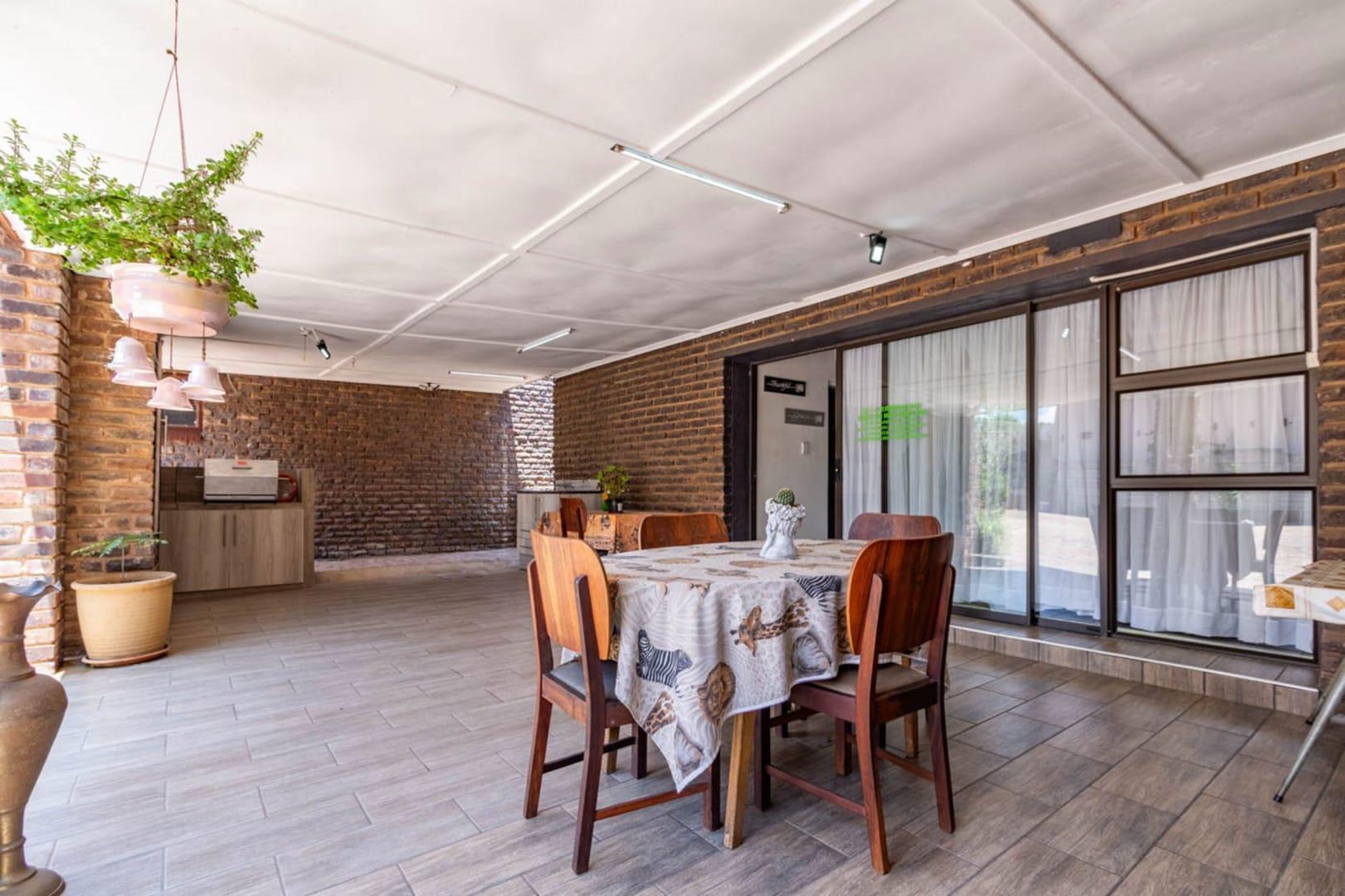 4 Bedroom House for sale in Dalview - P24-116262315