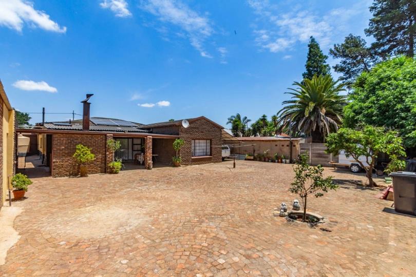 4 Bedroom House for sale in Dalview - P24-116262315