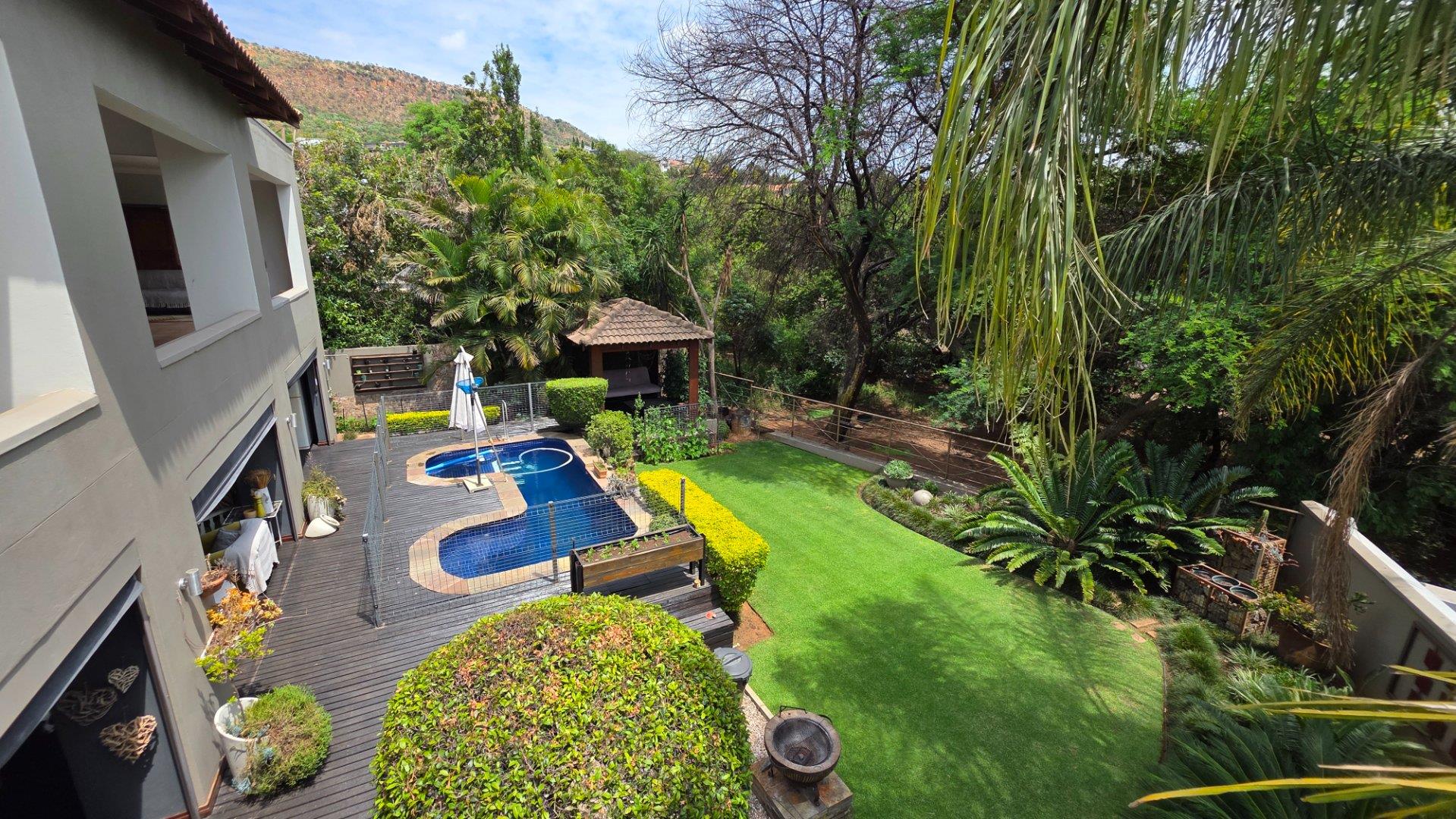5 Bedroom House for sale in Featherbrooke Estate - P24-116595698