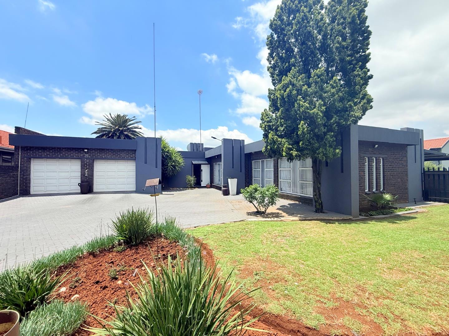 5 Bedroom House for sale in Vanderbijlpark SE 3 - P24-116602910