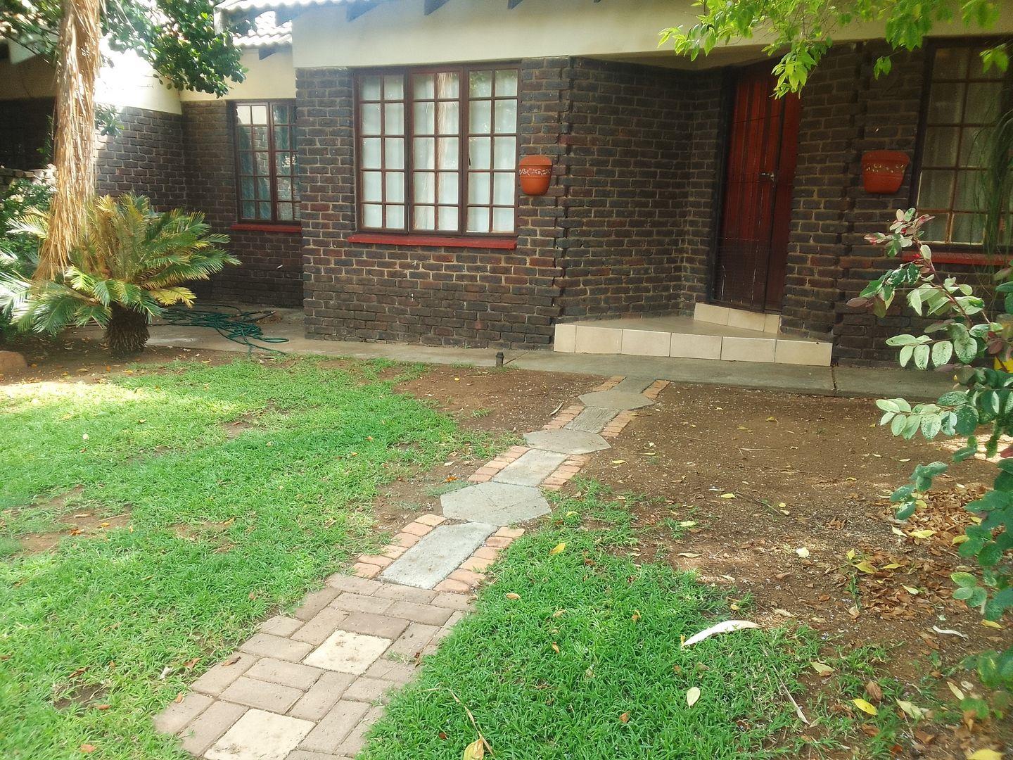 3 Bedroom Townhouse for sale in Geelhoutpark - P24-113471502