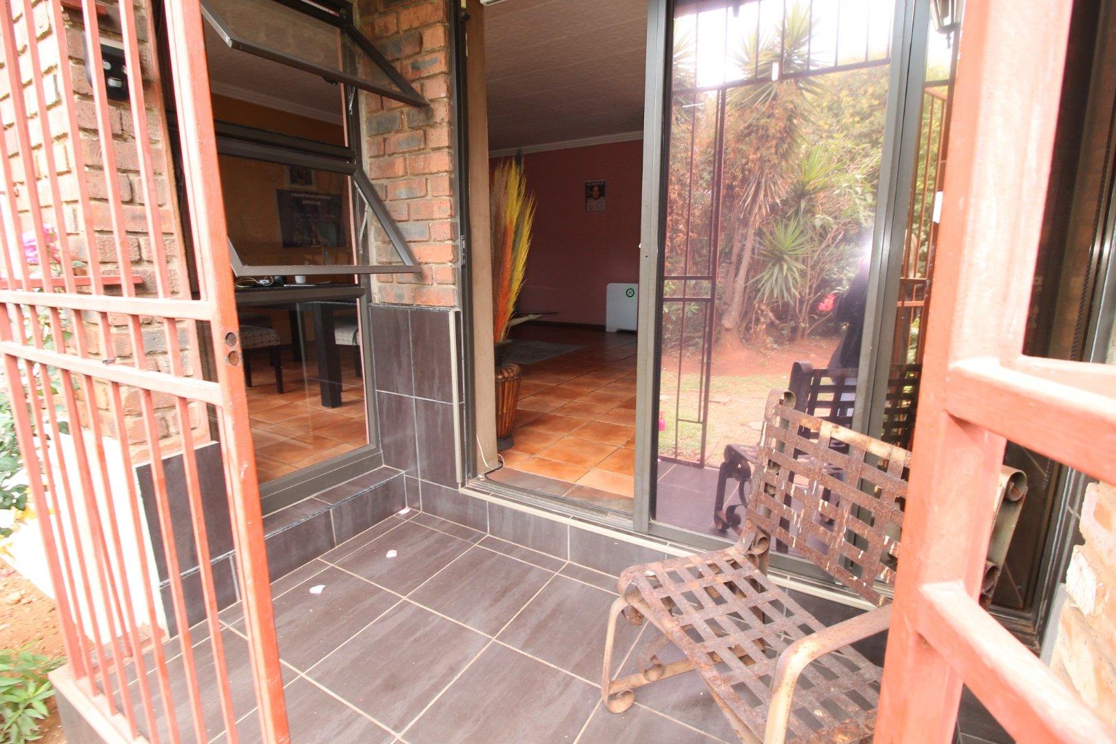 2 Bedroom Townhouse for sale in Hazeldene - P24-116607021