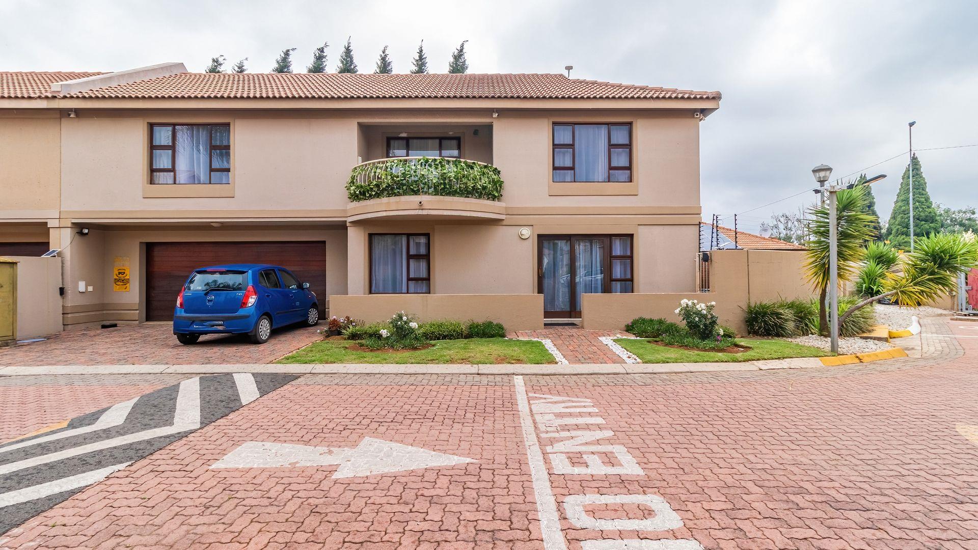 4 Bedroom Townhouse for sale in Bartlett - P24-116609495