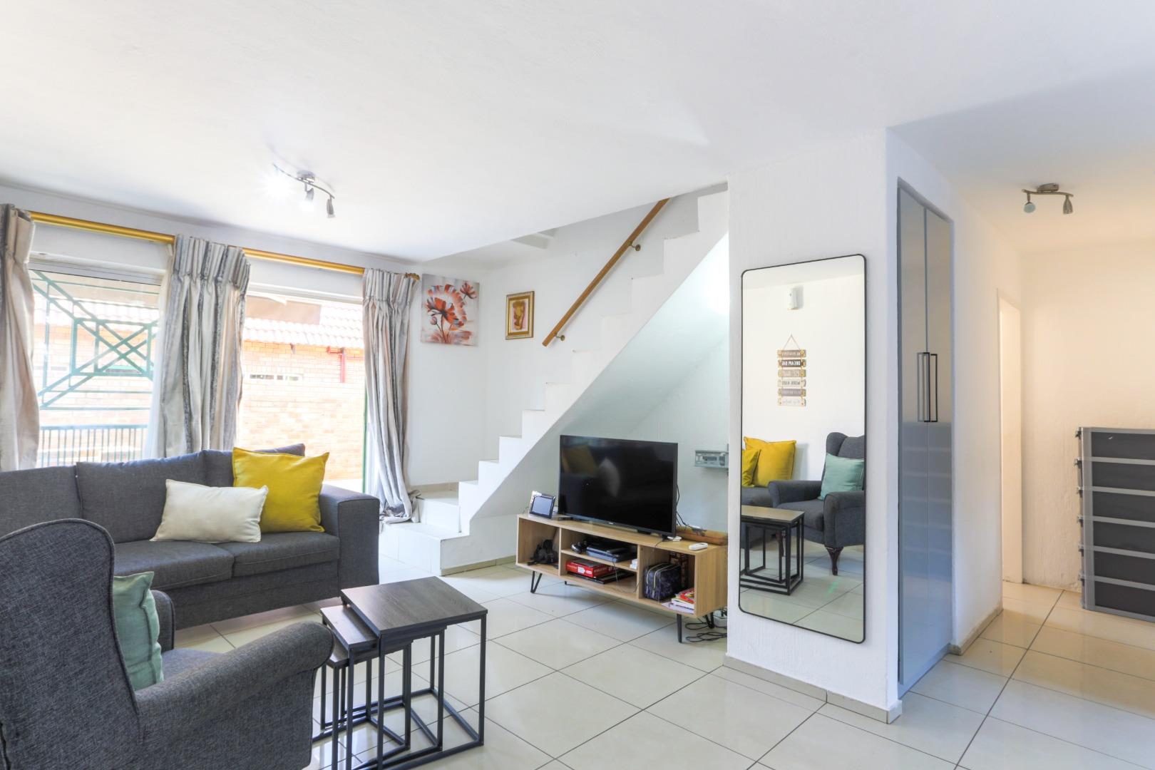 3 Bedroom Townhouse for sale in Bromhof - P24-116612201