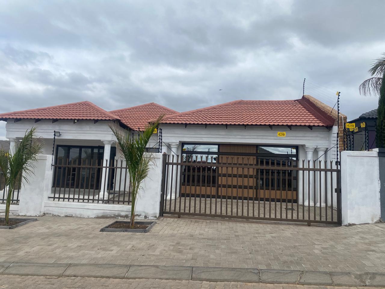 3 Bedroom House for sale in Mahlasedi Park - P24-116614609